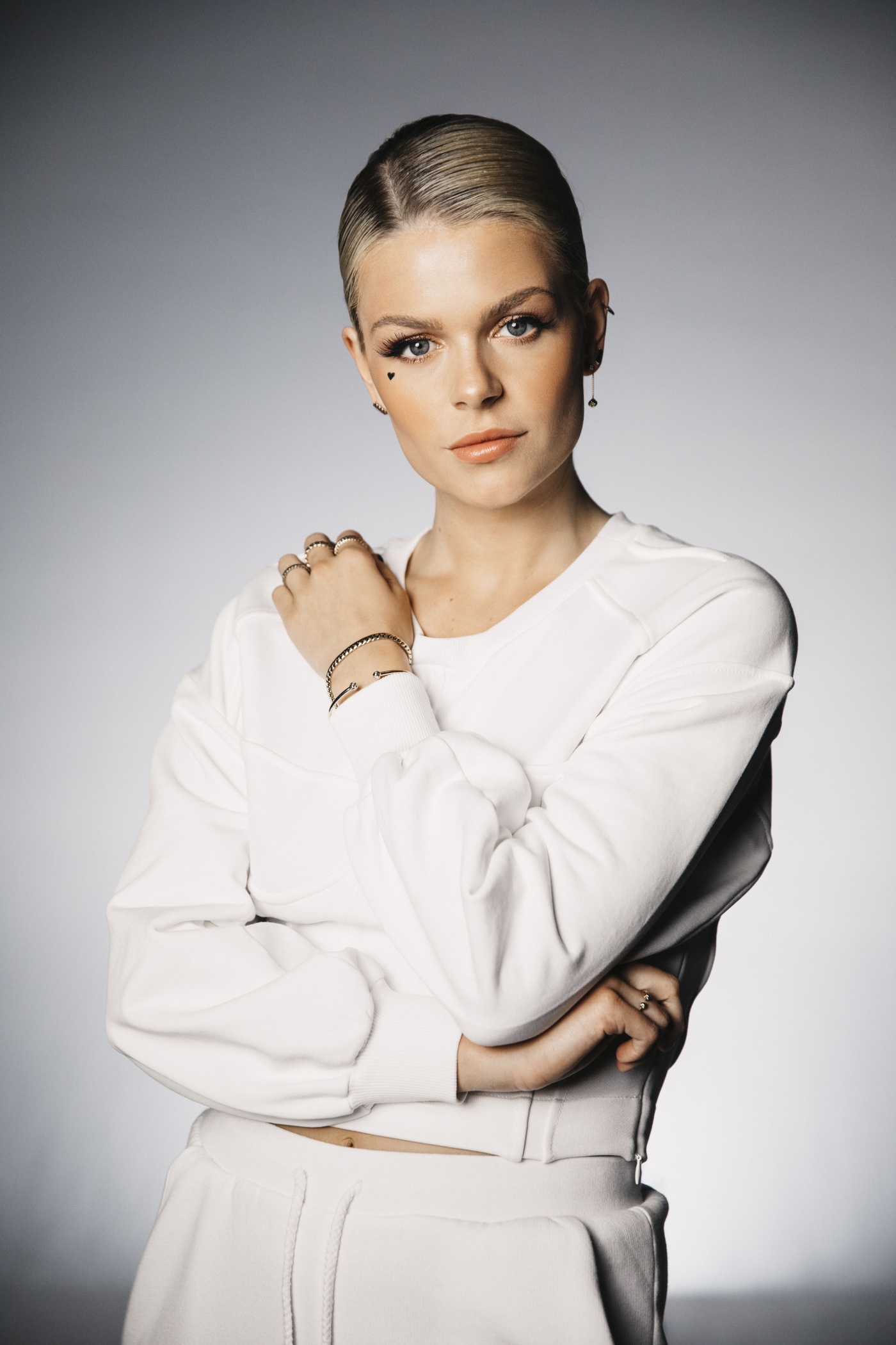 Beluister hier het nummer Big Brother van Davina Michelle ft. Woodie Smalls